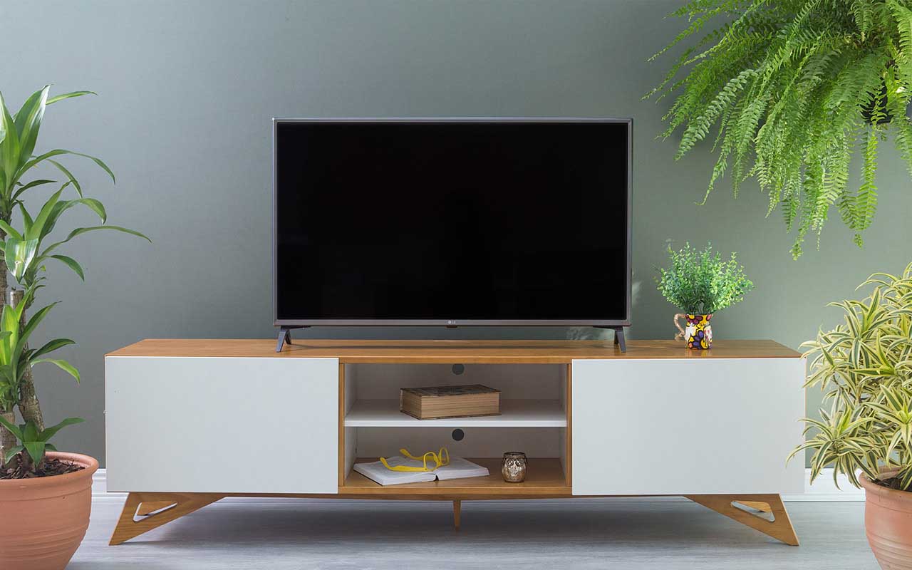 RACK MADEIRA MACIÇA 2 PORTAS FREDDIE VERNIZ NÓZES E BRANCO 180X43,6X48 ...