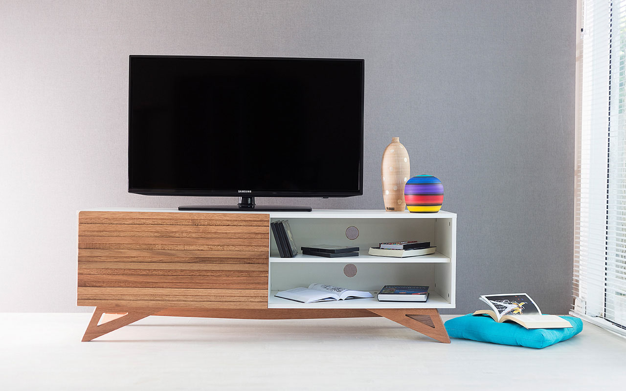 RACK TV MODERNO RETRÔ VINTAGE FREDDIE 1400 MDF BRANCO PÉS MADEIRA COR ...