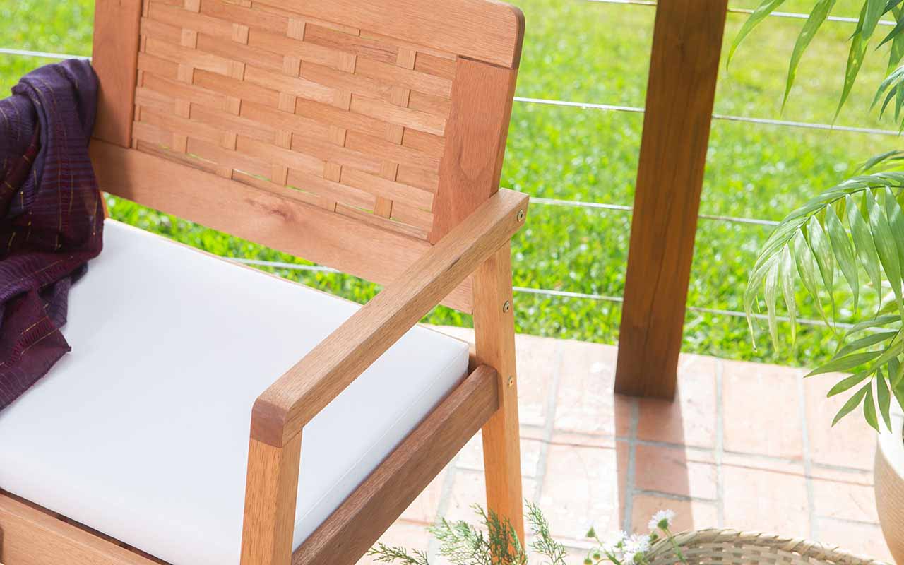 POLTRONA PARA VARANDA COM TRAMA DE MADEIRA ALMOFADA OFFWHITE 61X61 ...